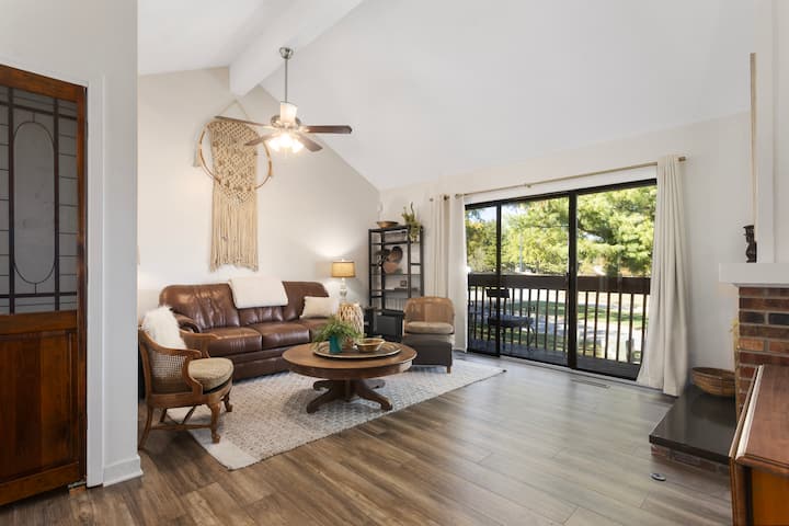 Cozy Two Beds/1.5 Bath Townhouse Garage&pool - Parkville, MO