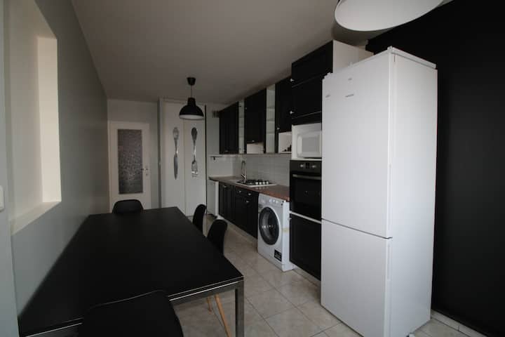 Superbe Appartement Avec 3 Chambres Et Une Loggia - Décines-Charpieu