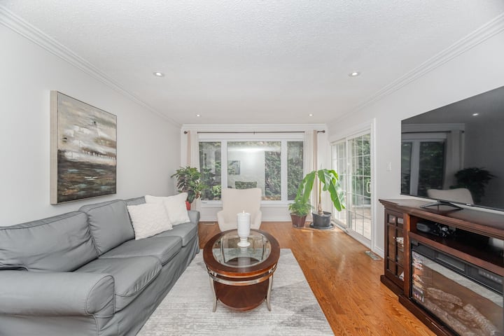 Quiet Street And Minutes To Shopping And Airport. - Brampton