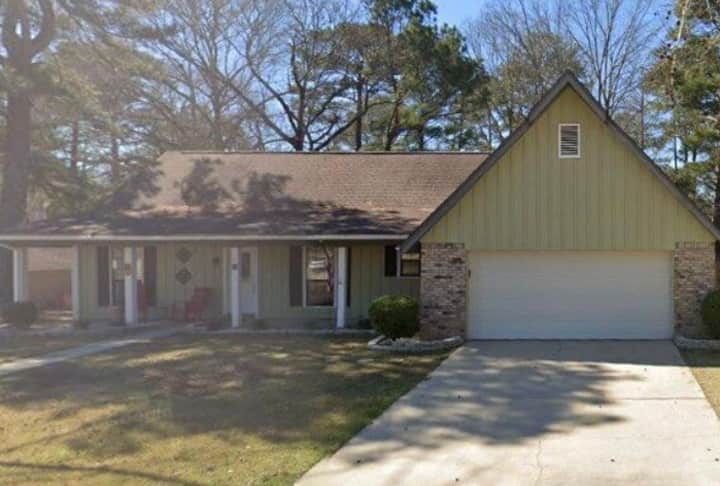 Close To Everything! Suburb Gem - Hattiesburg, MS