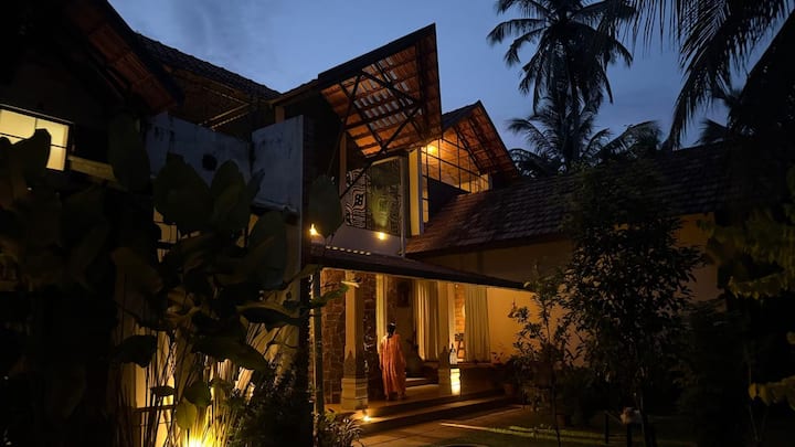 Villa In Thrissur, Encourages Gatherings & Privacy - Thrissur