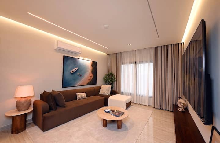 New 2br Apartment With Massive 98” Cinema Like Tv - Dammam
