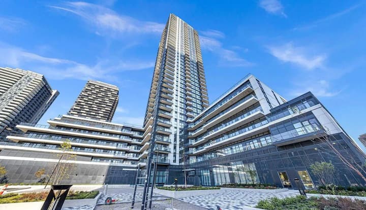 Sunny Chic Condo Retreat + Gym + Free Parking - Brampton