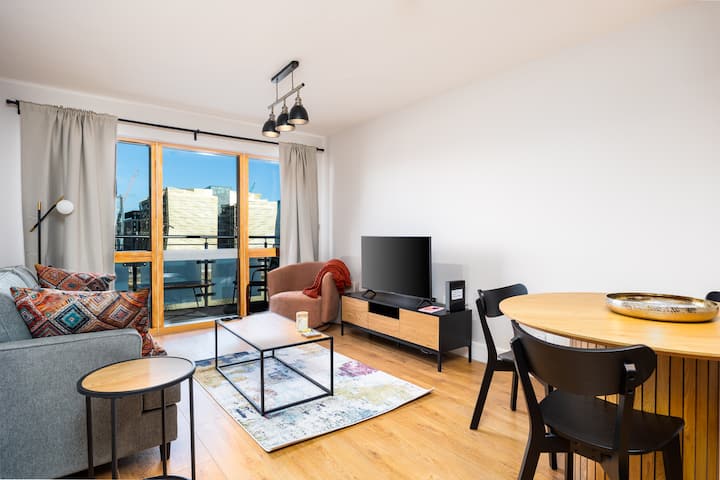 Chic 2br W/ River Liffey Views - Near Epic Museum - Dún Laoghaire