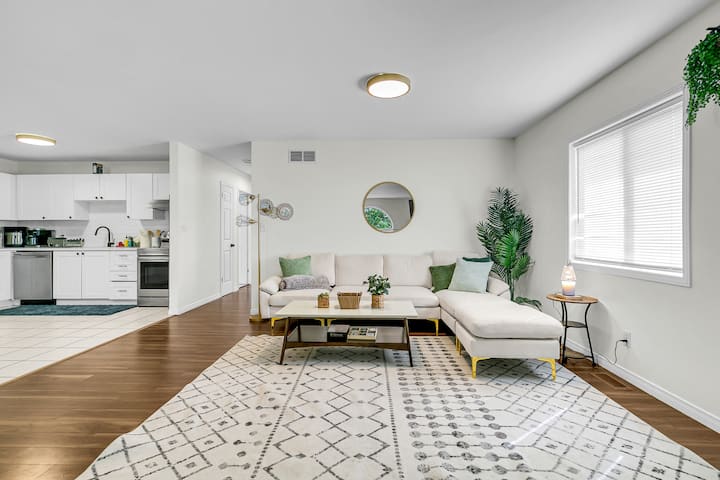 Modern Chic Home With A Cozy Touch - Windsor