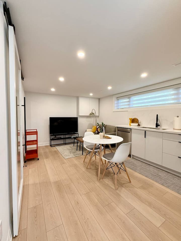 Bright Modern Suite In The Heart Of Aurora - Newmarket