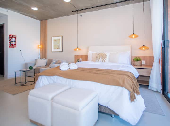 Sunlit Studio: Desk, Gym & Full Kitchen - Paraguay