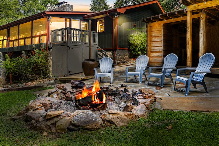 Lake Front! | Game Room | Fire Pit | Private Dock - Gainesville, GA