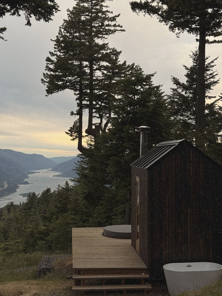 Secluded Luxury Cabin | Hot Tub | Sauna | Views - White Salmon, WA