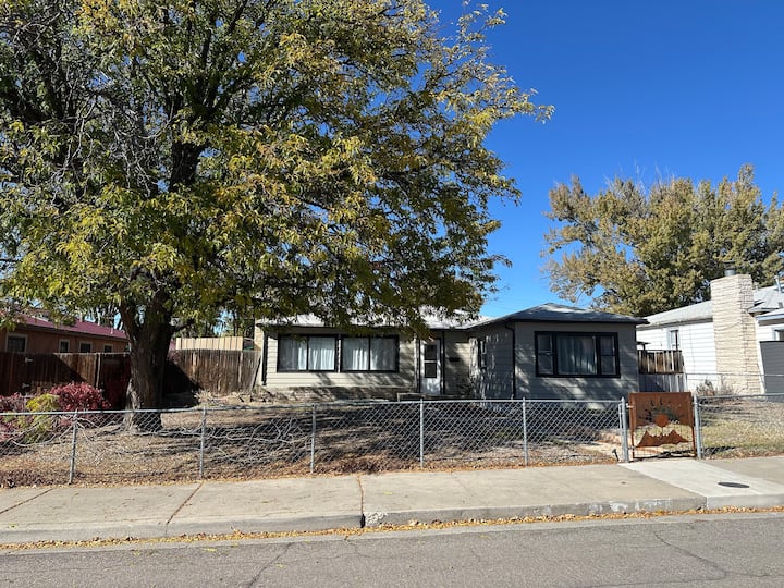 Bright 2br Home W/fireplace & Fenced Yard - Farmington, NM