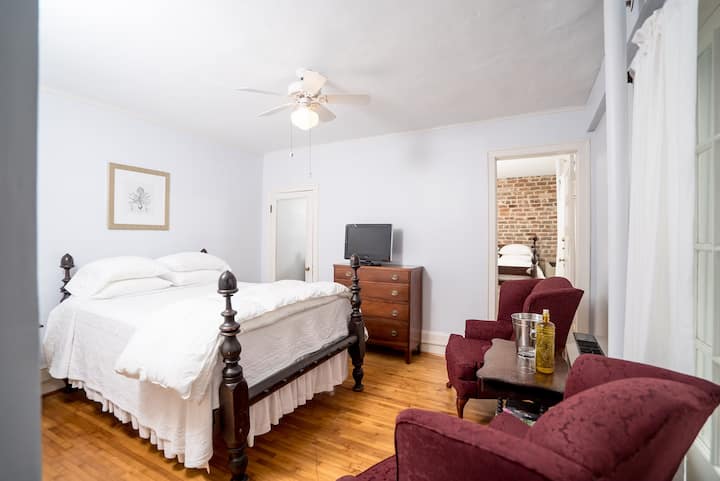 101 - Family Suite - 1 Queen, 2 Full - Lewisburg, WV