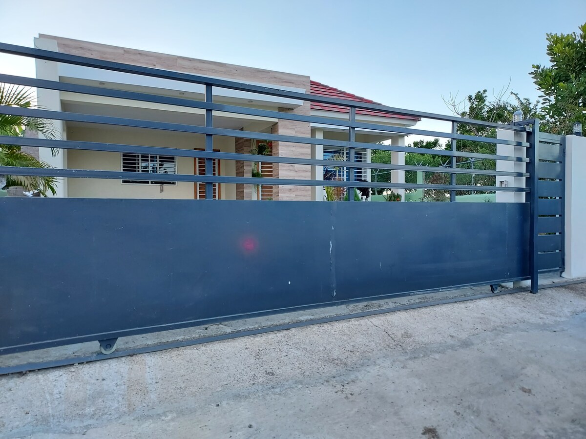 Casa con patio y parqueo cerca del aeropuerto - Casas en renta en ...