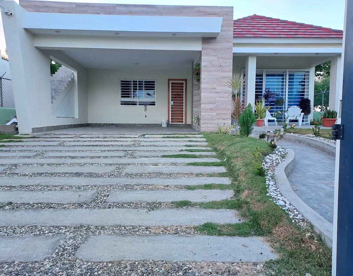 Casa con patio y parqueo cerca del aeropuerto - Casas en renta en ...