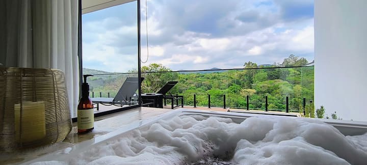 Refúgio Luxuoso Vista Surreal-piscina,spa,lareira - Brazil