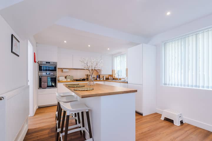 Sleeps 6 | Driveway Parking | 3 Bed Home In Sale - Altrincham