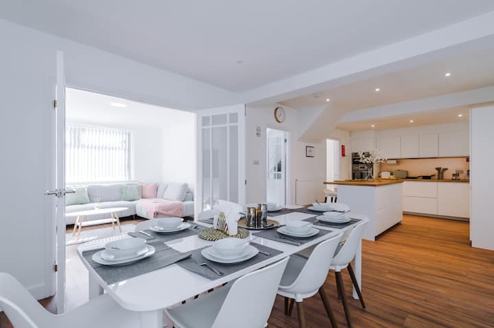 Driveway | Stunning 3bed Home In Sale | Sleeps 6 - Altrincham