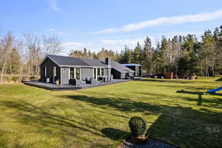 Lyst Familiehus Tæt På Strand Og Hals By - Dänemark