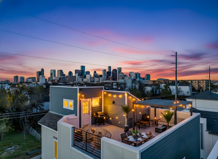 Luxury Rooftop Escape W/ Mini Golf & Movie Nights - Houston, TX