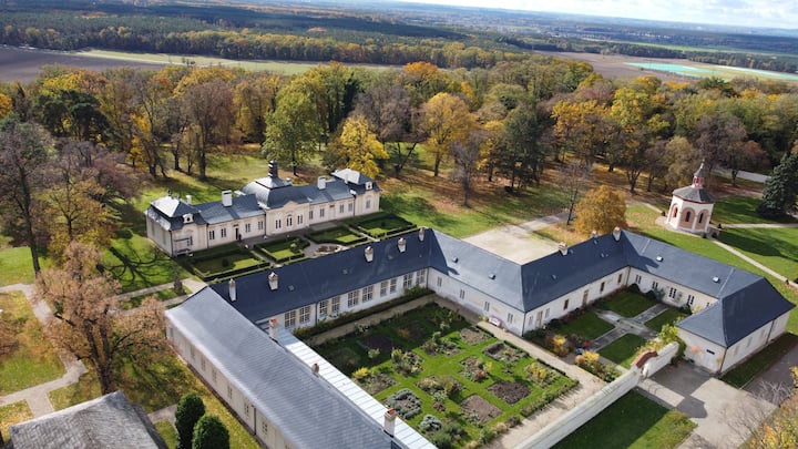 Enchanting Chateau In Its Own Wood Near Prague - Tschechien