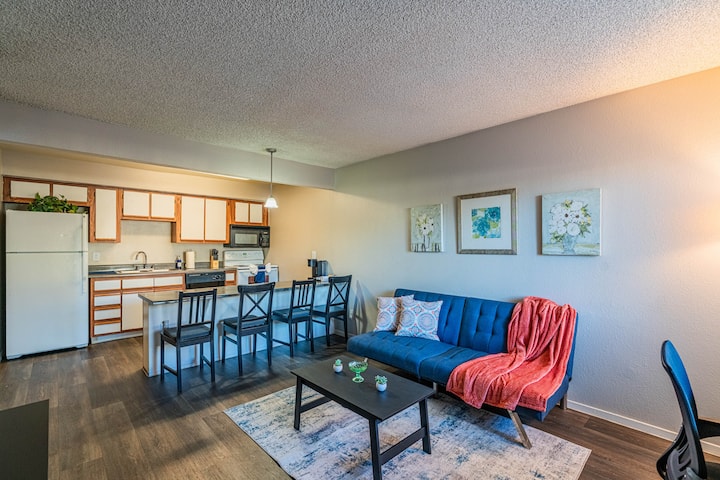 Prime Location! Pool, Gym, Laundry, & Much More! - Tempe, AZ