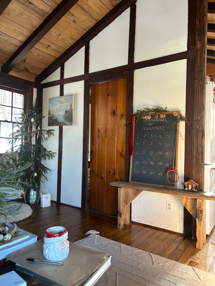 Rejuvenating Cottage Retreat -Fairytale Lake Town - Lake Hopatcong, NJ