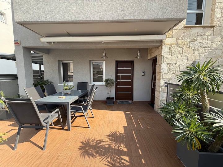 Spacious Modern Home With Fireplace And Veranda - Limassol