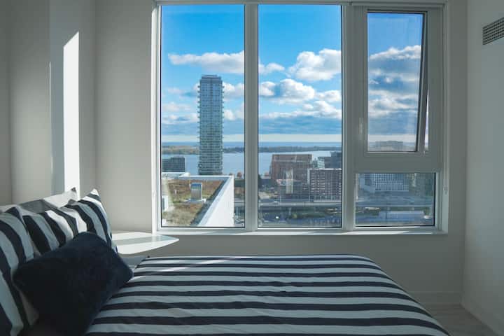 Downtown Private Room | Ensuite | Desk+ Lake Views - Toronto
