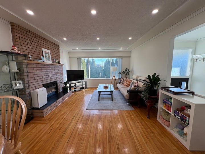 The Boundary Nest •
New Reno Upstairs Suite • 3br - Vancouver