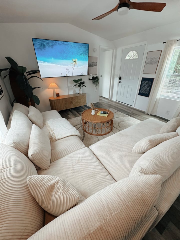 Hot Tub+ Beach+ Relaxing Bungalow Oasis - Brent, FL