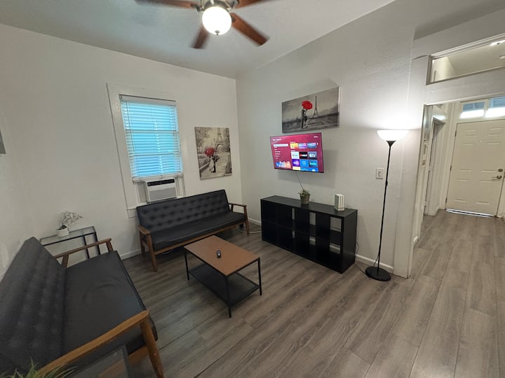 Centric Downtown 3 Bedroom House With Parking - Coronado, CA