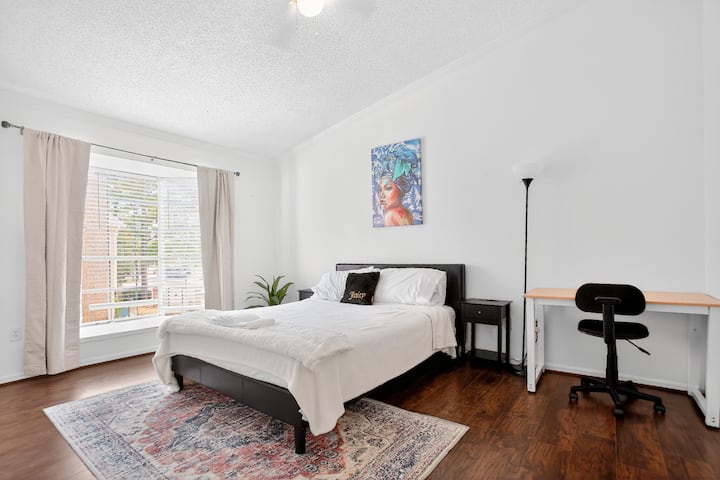 Convenient Modern Home• Central & Cozy - Willowbrook - Houston