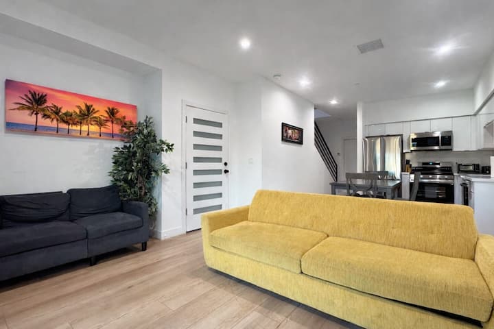 Stylish 4 Bedroom Family Residence - Burbank, CA