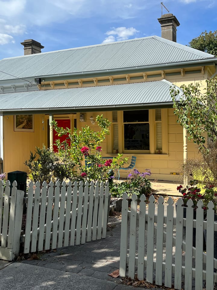 Old Timber Cottage - Williamstown