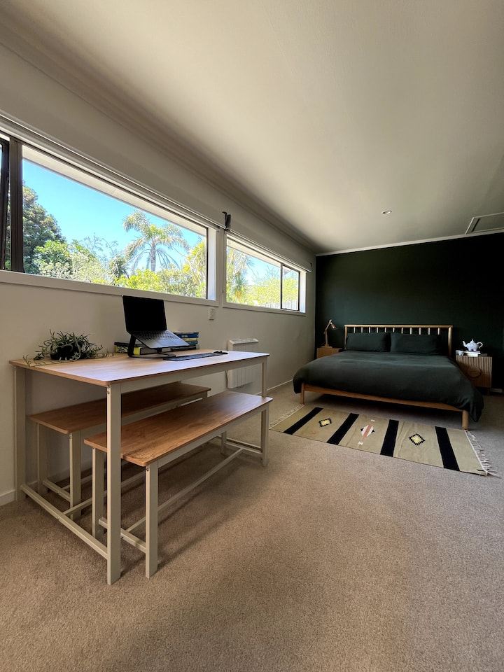 Light-filled, Cosy Studio Between 3 Beaches - Auckland