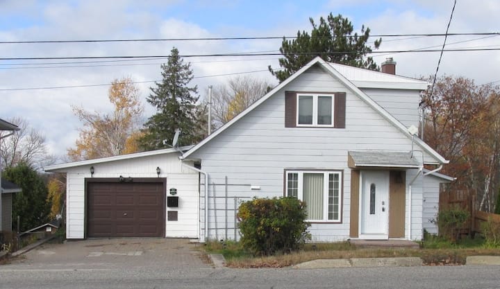 Beach View Villa In Elliot Lake - Elliot Lake