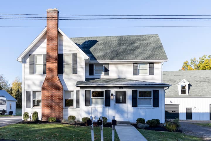 Modern Farmhouse Lower Loft - 波士頓