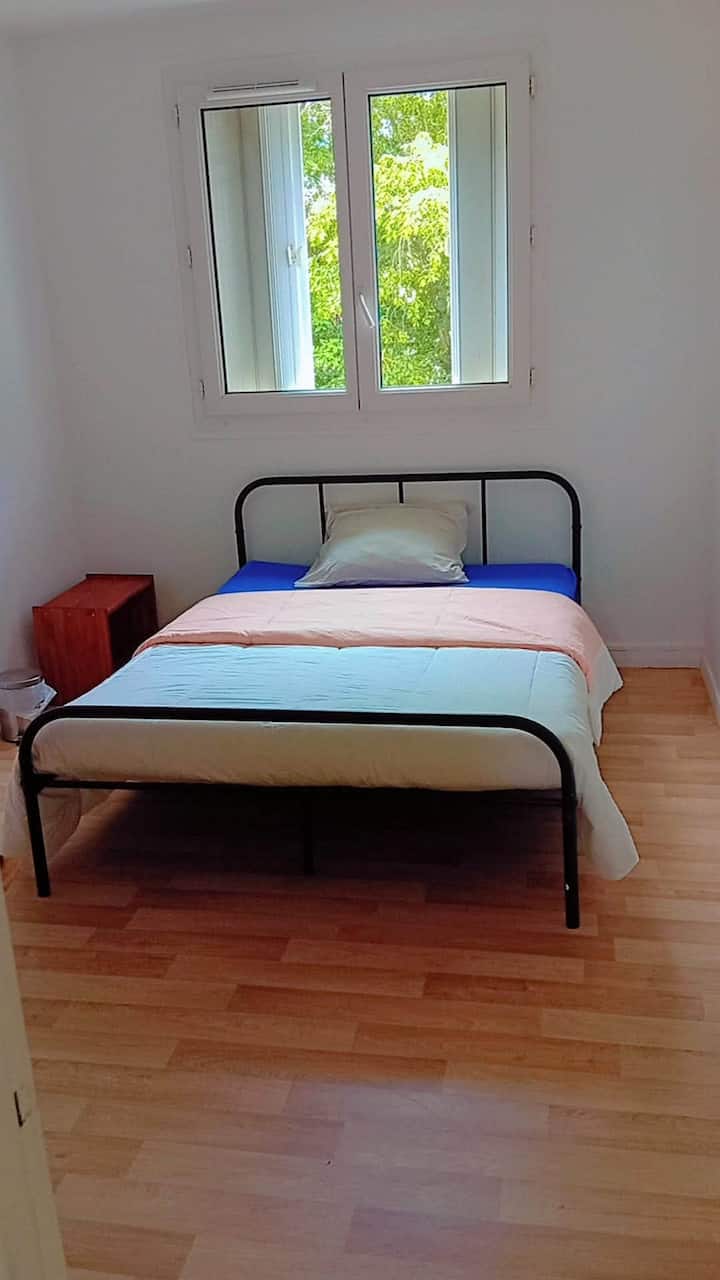 Chambre Confortable à Saint -Cyr- L'école. - Versailles