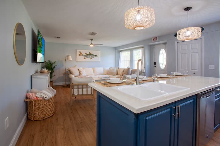 Seas The Day Cottage - Sleeps 8, Family Getaway - Vero Beach, FL