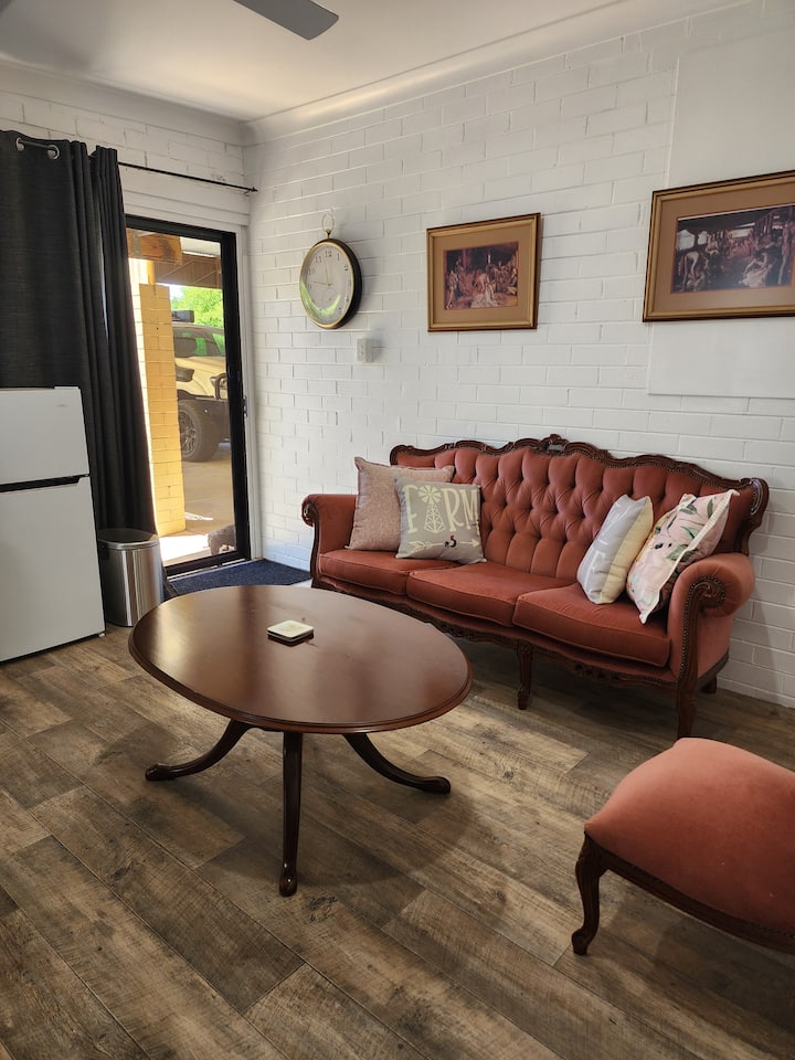 Anderlon Studio
One Bedroom Studio & Kitchenette - Wagga Wagga