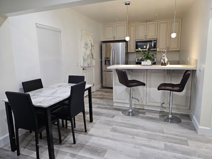 Monstera House
Sofi Stadium 9 Miles
Lax 15 Miles - South Gate, CA