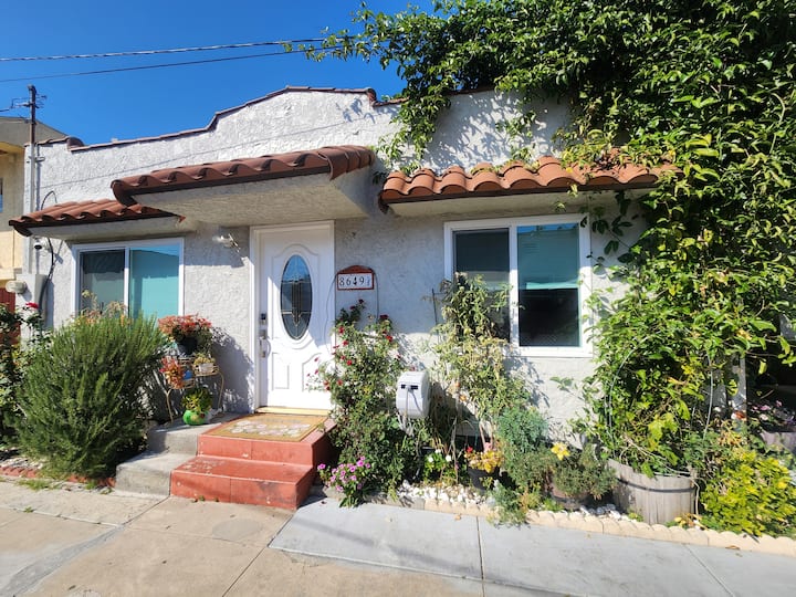 Monstera House
Sofi Stadium 9 Miles
Lax 15 Miles - South Gate, CA