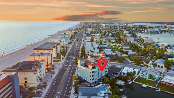 Bay-view 2br / Heated Pool, Steps To Madeira Beach - Madeira Beach, FL