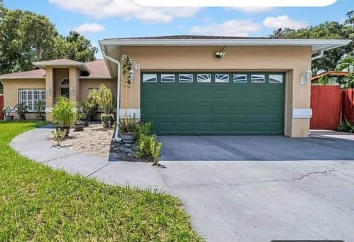 Cozy Guesthouse In Tampa -Near Busch Gardens - Temple Terrace, FL