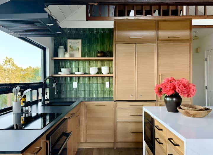 Private Oasis, New Kitchen, King Bed, 10/10 View! - 클리어레이크