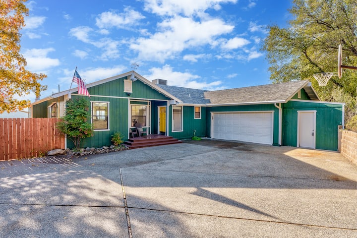 Modern Oakhurst Cabin - Oakhurst, CA