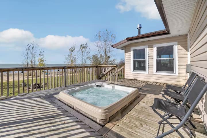Meadowlark Beachfront Getaway, Under New Ownership - Manitoba