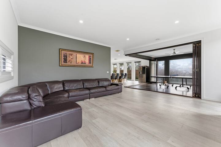 Modern Family Retreat In Prime Williams Landing - Point Cook