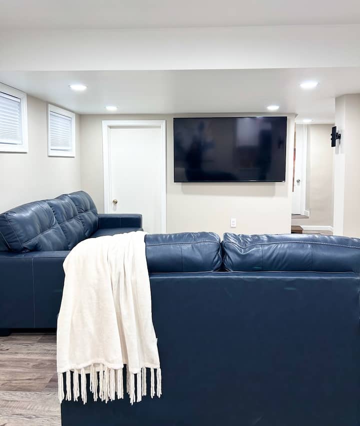 Chic & Comfortable Getaway Close To The City - Monroeville, PA