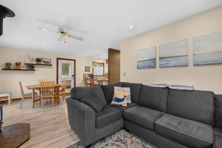 Dory Fleet Beach House - Sea Gypsy - Getaway For 6 - Pacific City, OR