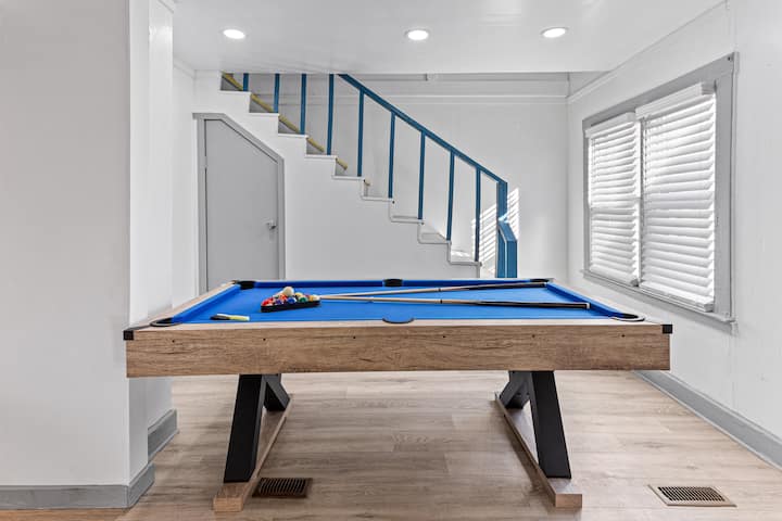 Modern 5-bedroom Getaway • Close To Downtown - Detroit